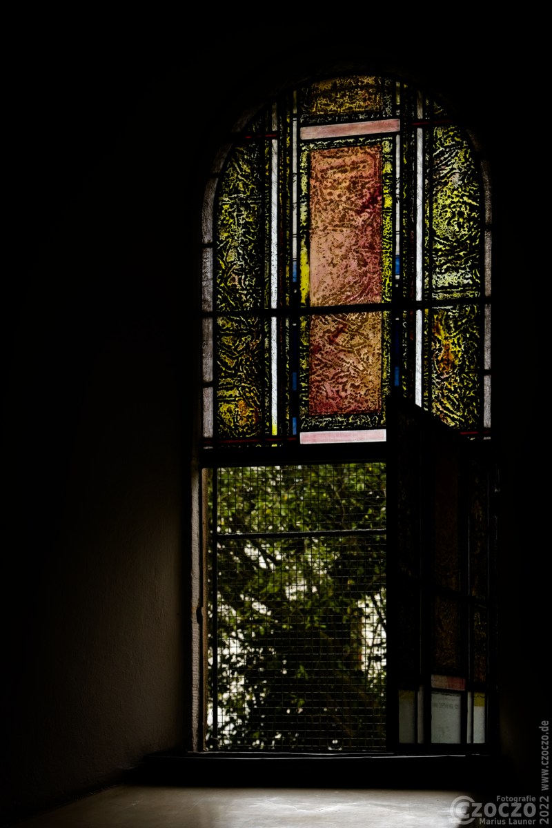 Fenster der Friedhofskirche - https://czoczo.de